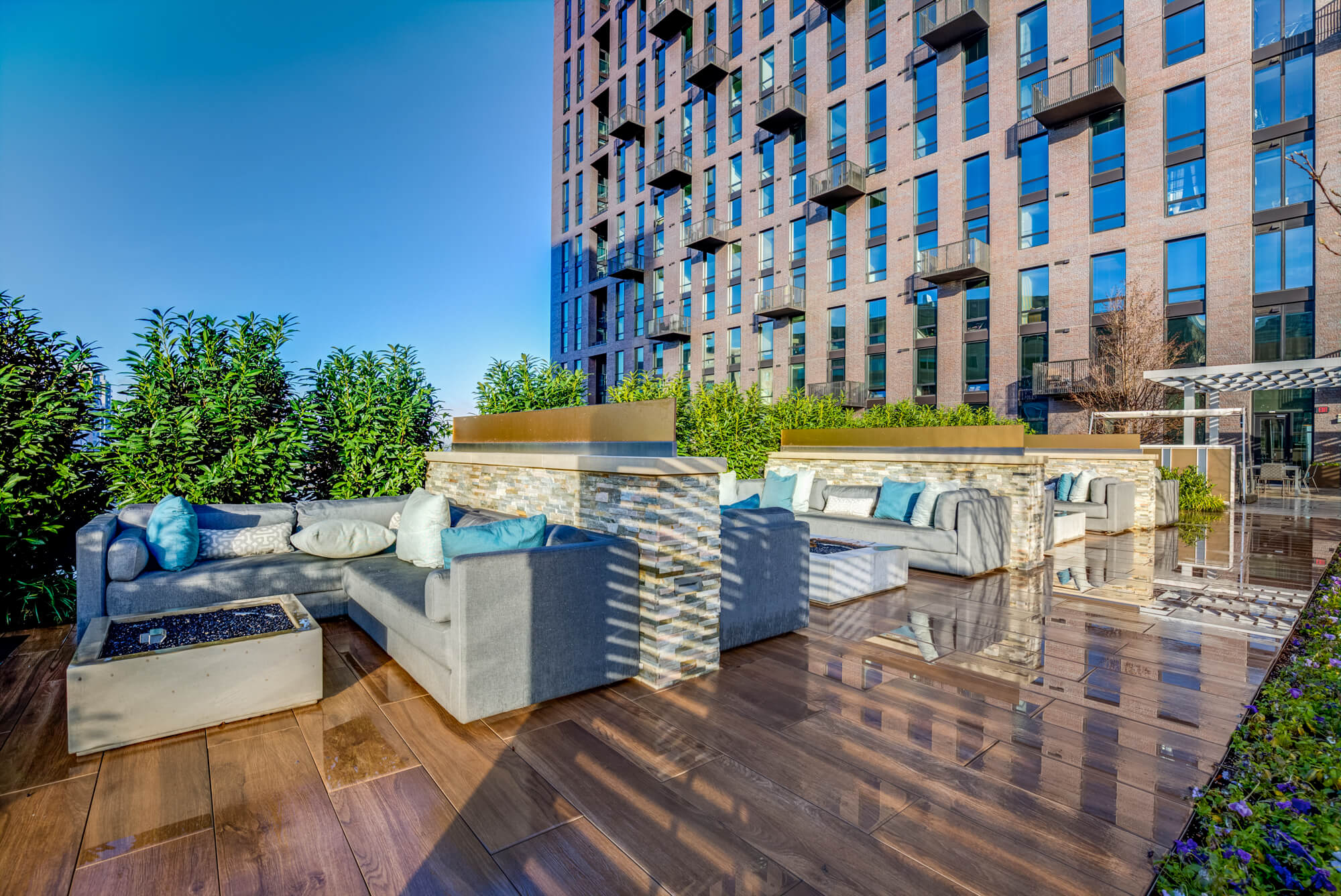 Chicago Apartment Buildings With the Best Outdoor Amenity Space ...